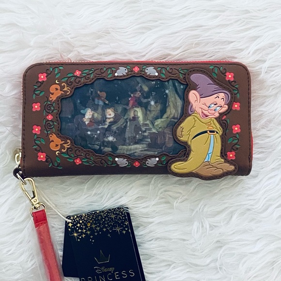 Loungefly | Bags | Loungefly Snow White Lenticular Princess Series Zip ...